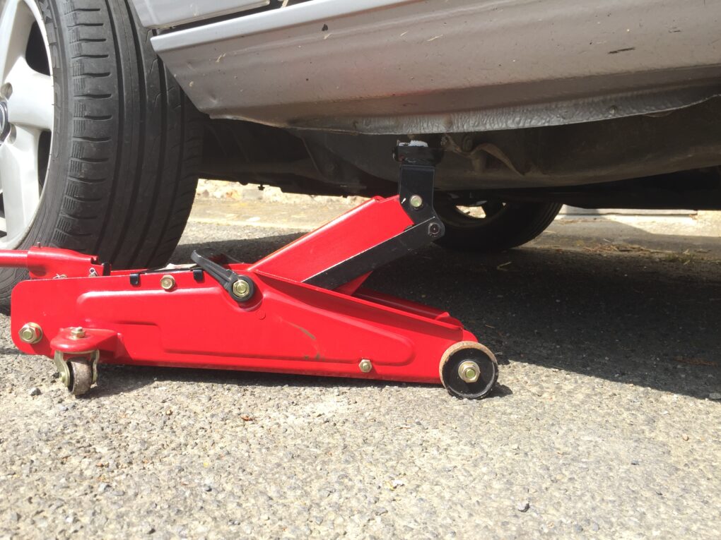 Carpoint Trolley Jack – Product Review | Car & Classic Magazine