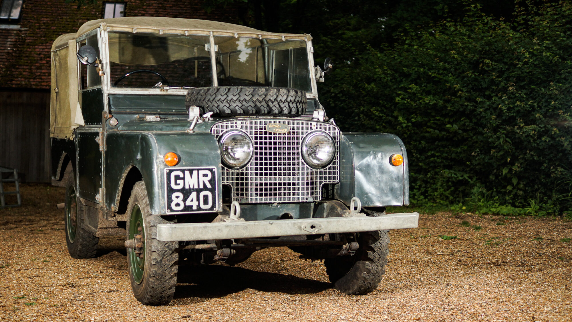 Land Rover Lovers Assemble – The Rover Social | Car & Classic Magazine