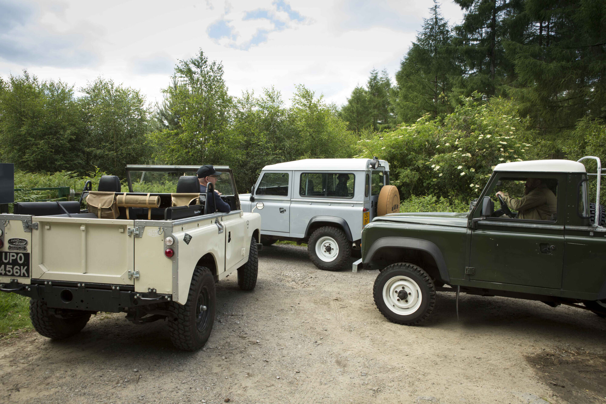 Land Rover Lovers Assemble – The Rover Social | Car & Classic Magazine