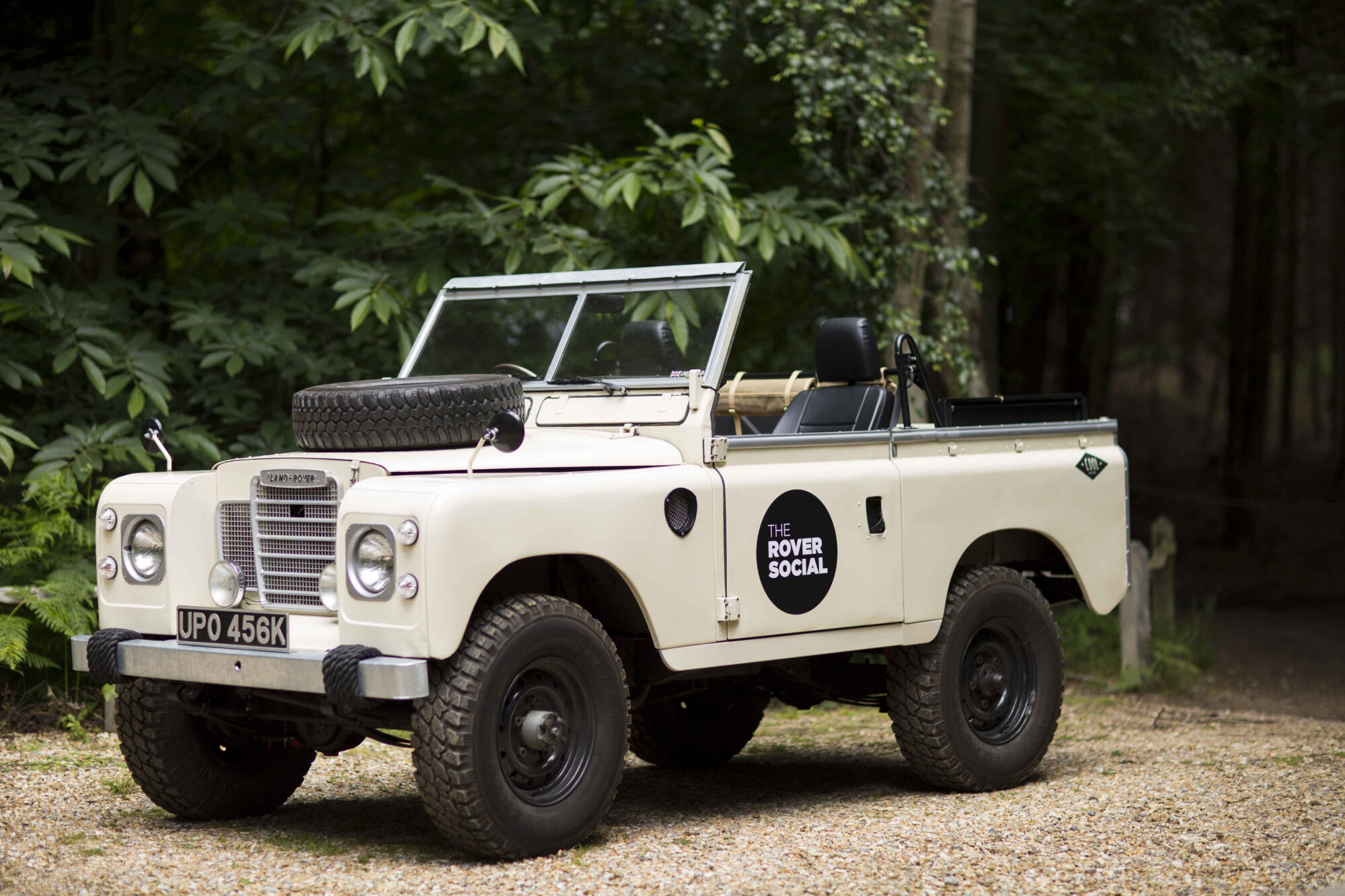 Land Rover Lovers Assemble – The Rover Social | Car & Classic Magazine