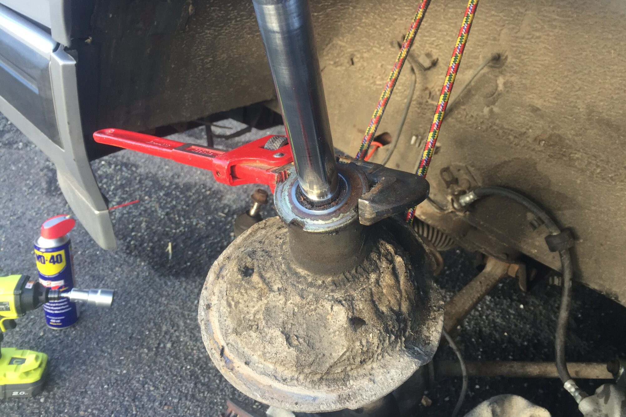 How To – Change Your Suspension Dampers | Car & Classic Magazine