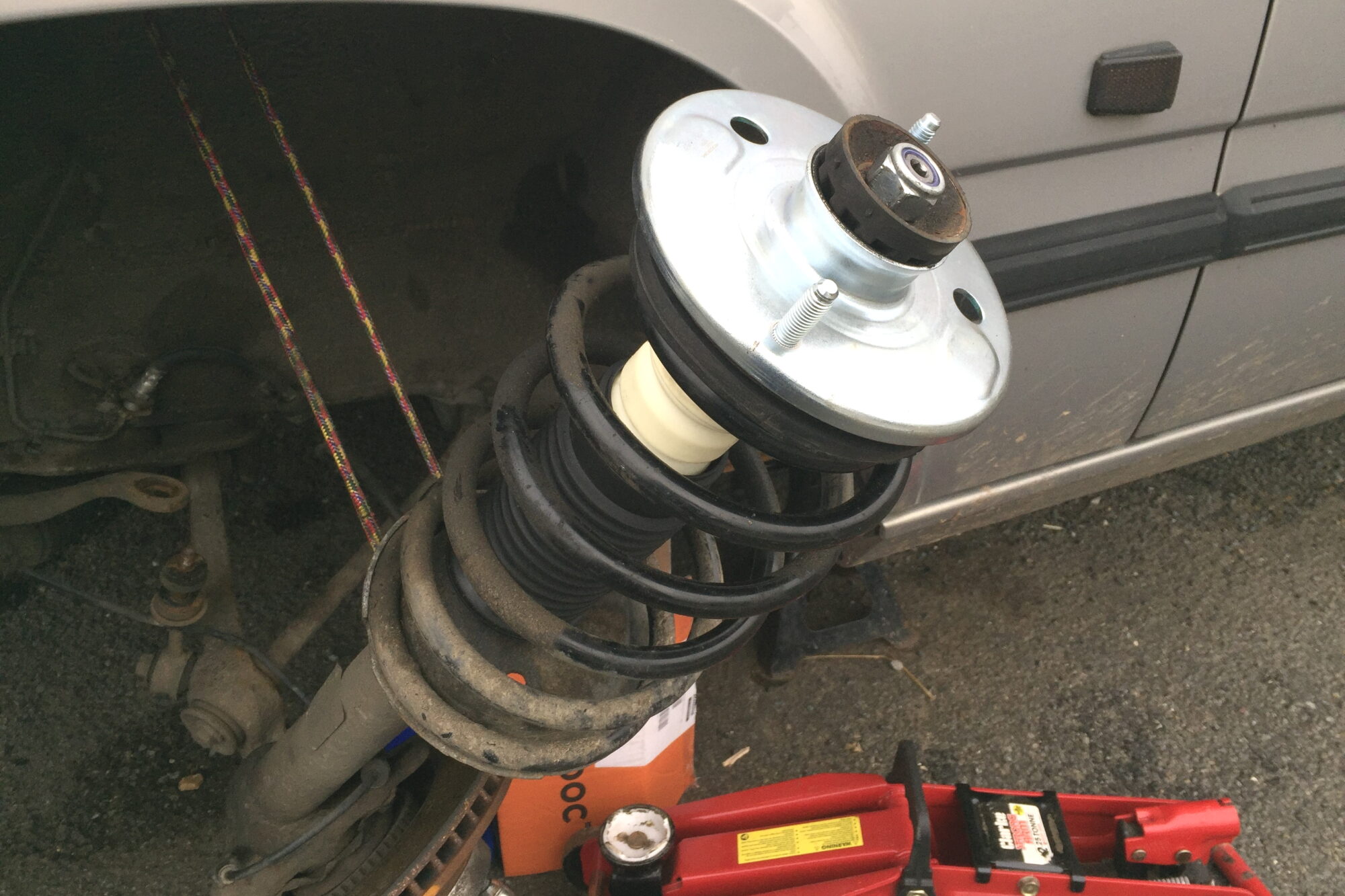 How To – Change Your Suspension Dampers | Car & Classic Magazine