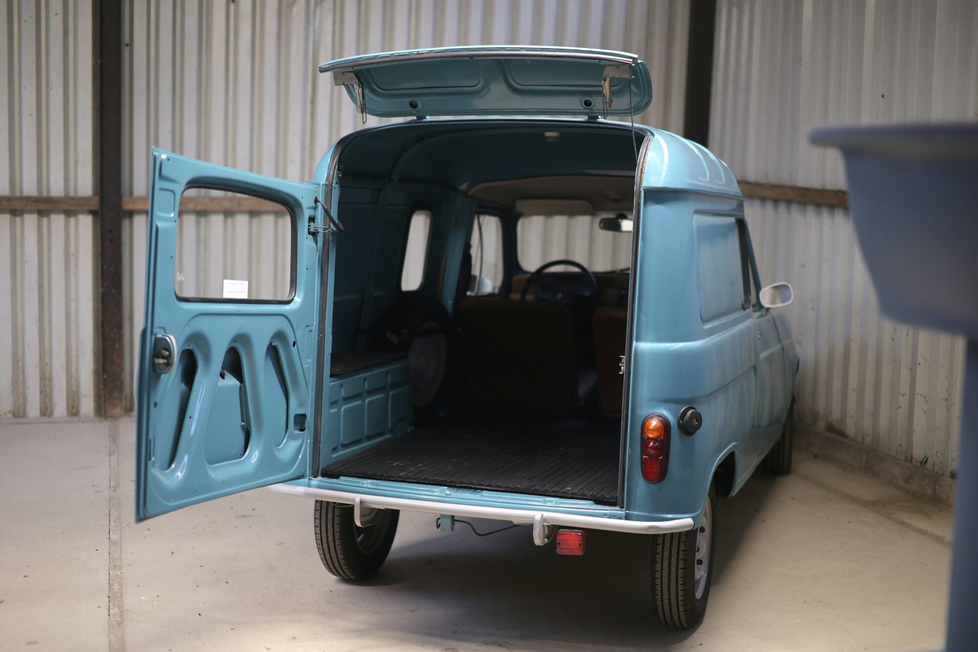 Commercial Appeal – The Joy of a Classic Van | Car & Classic Magazine