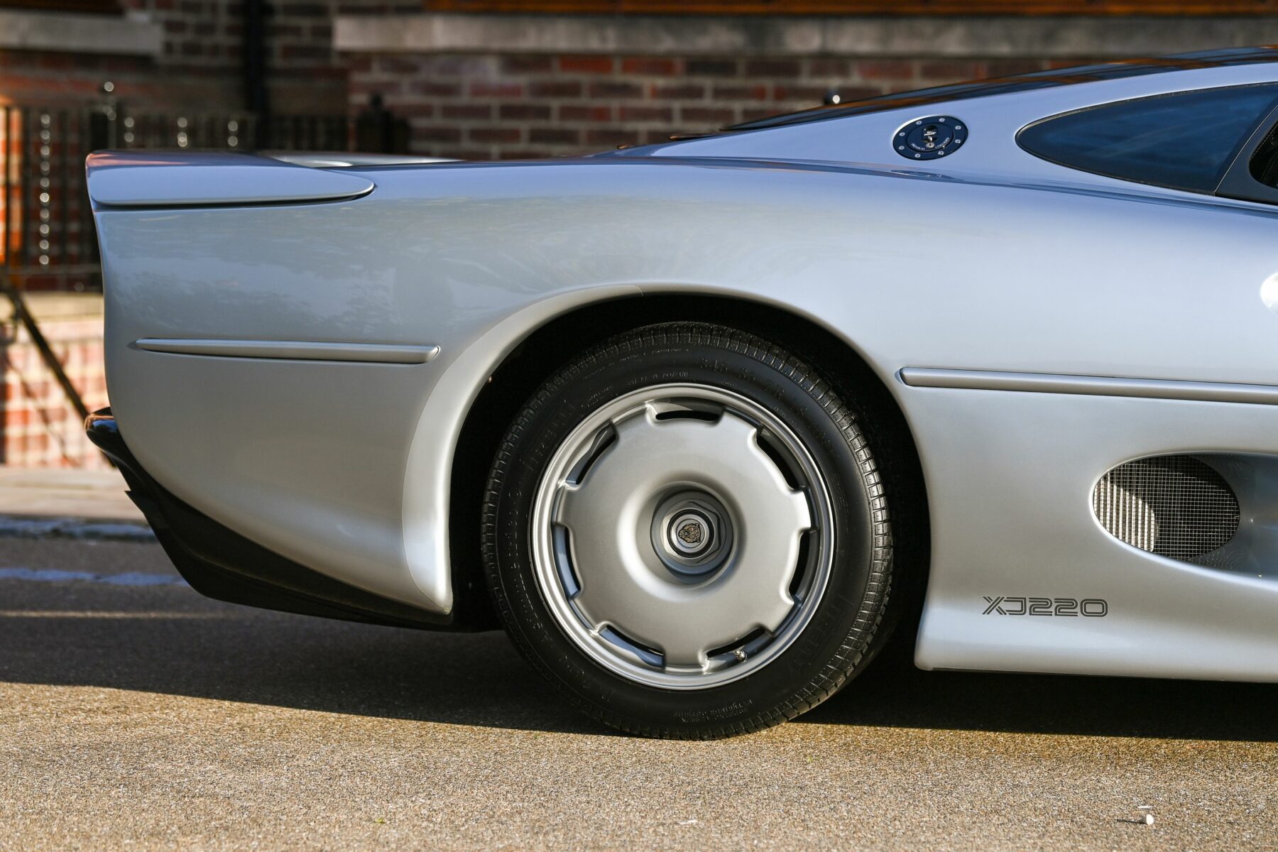 1992 Jaguar XJ220 – Classified of the Week | Car & Classic Magazine